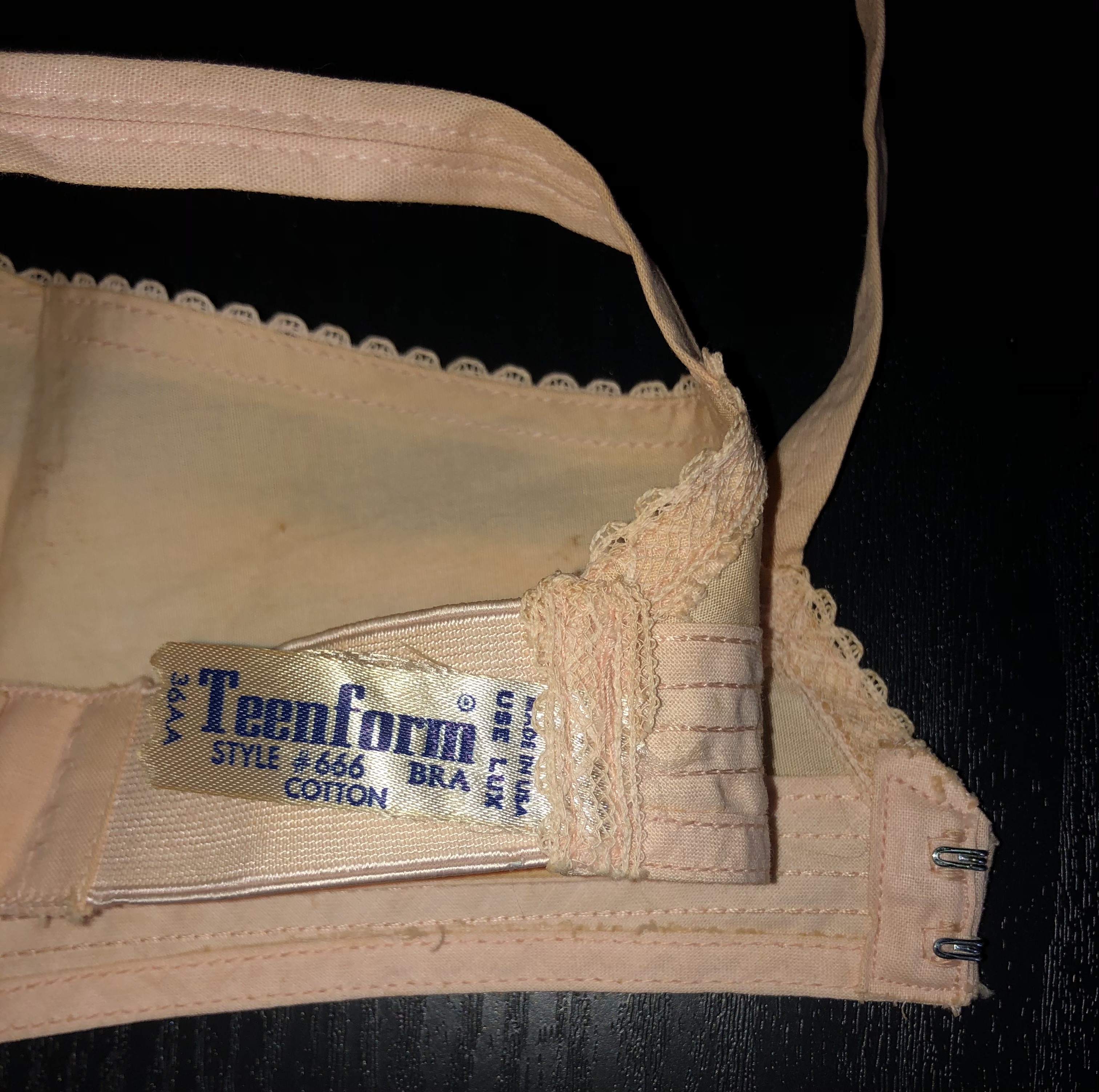 Vintage 1950's TEENFORM Peachy Pink Circle Stitch / Pointy / Sweater ...